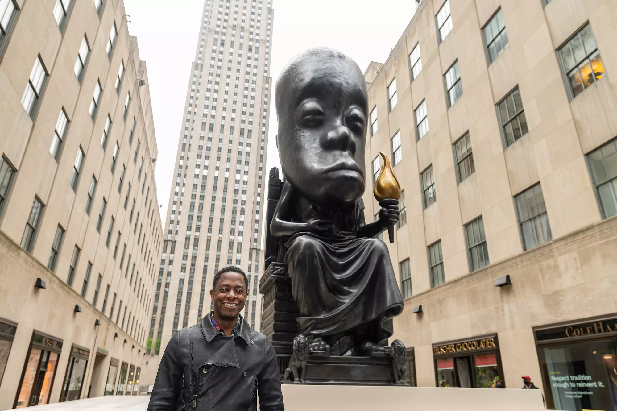 Sanford Biggers မှ ဒီဇိုင်းထုတ်ထားသော အမြင့် 25 ပေရှိသော ပန်းပုရုပ်တုကို Rockefeller Center တွင် နေရာယူထားသည်။ 3605_2