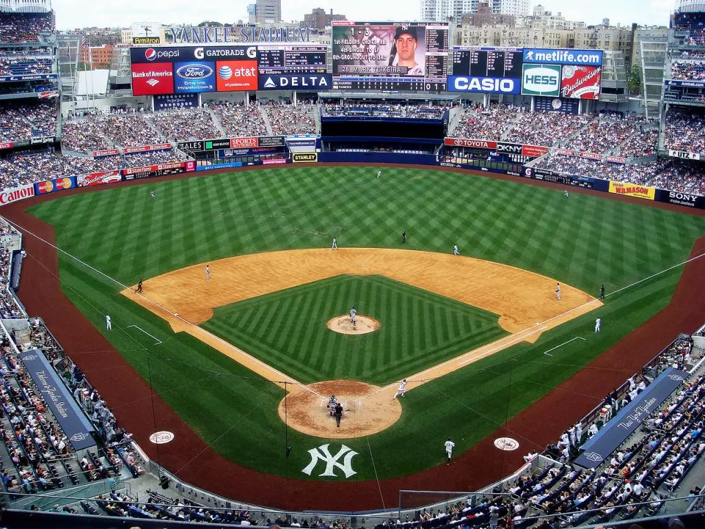 Yankees a Mets Ouverture mat voller Kapazitéit fir geimpft Fans, wäerten Impfungen op Spiller ubidden