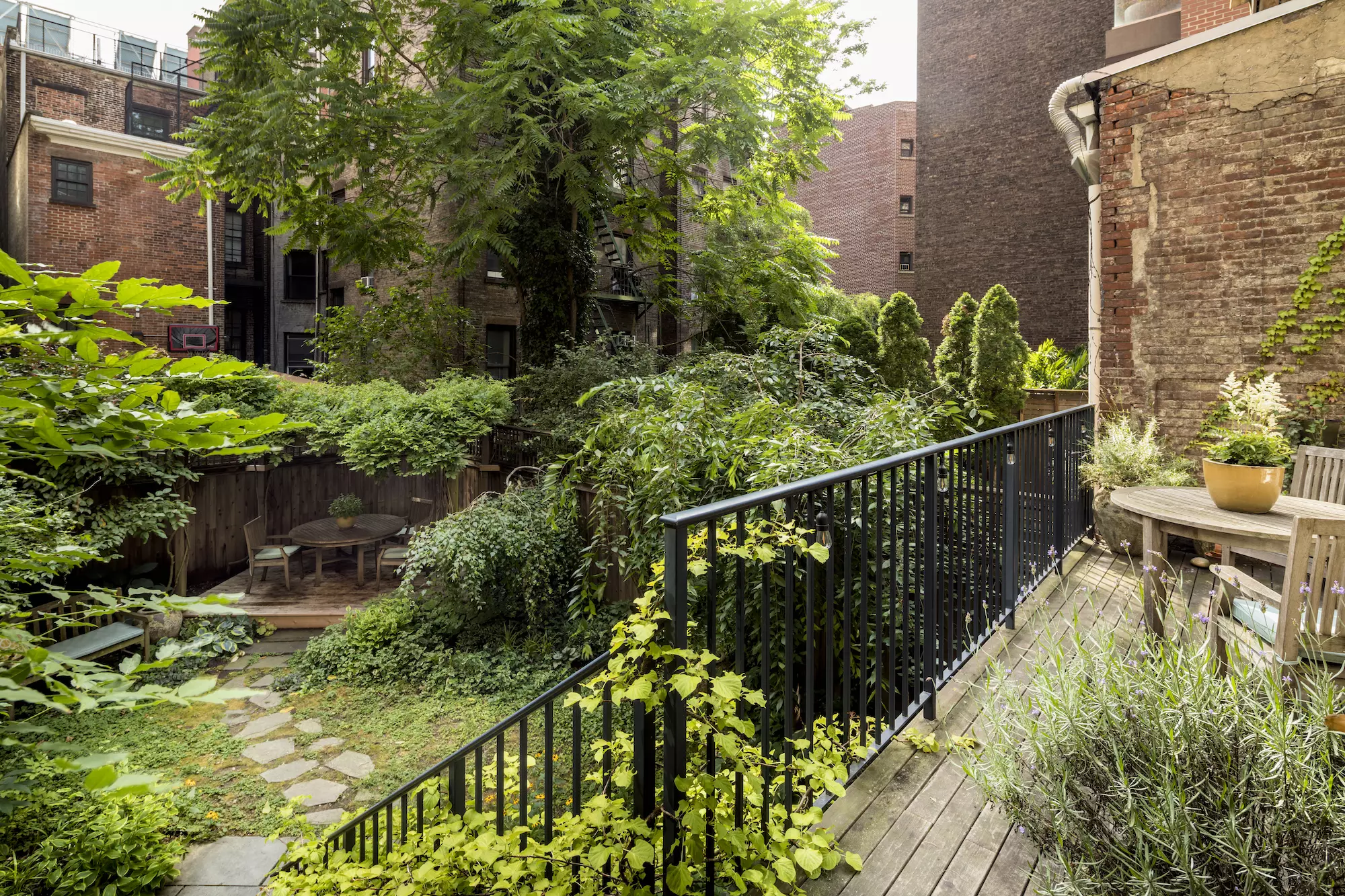 Ev xaniyek dîrokî ya gundê Greenwich Village bi 17,75 M $ xewnek pastel e ku bi baxçeyek Englishngilîzî ye. 3629_12
