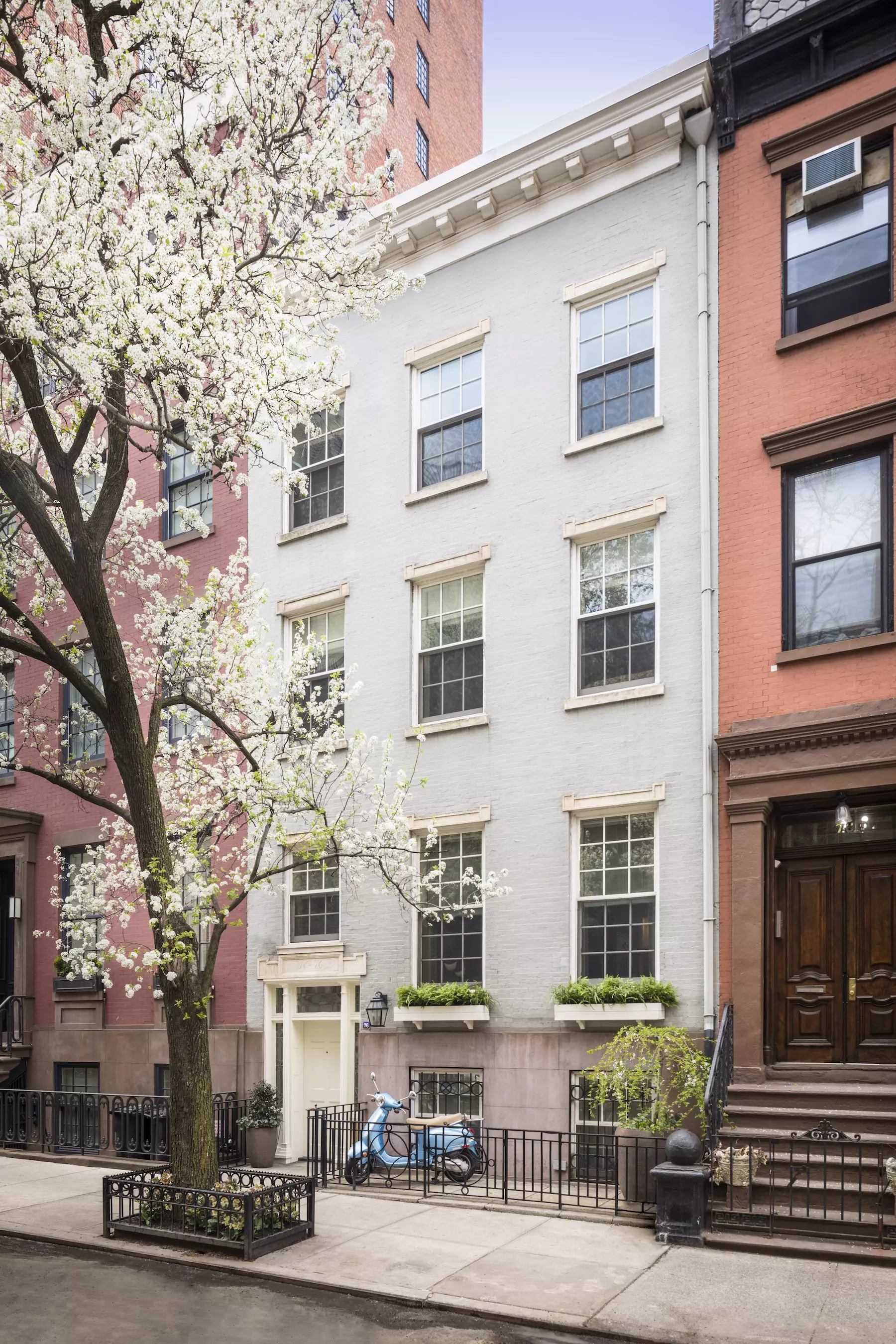 Ev xaniyek dîrokî ya gundê Greenwich Village bi 17,75 M $ xewnek pastel e ku bi baxçeyek Englishngilîzî ye. 3629_2