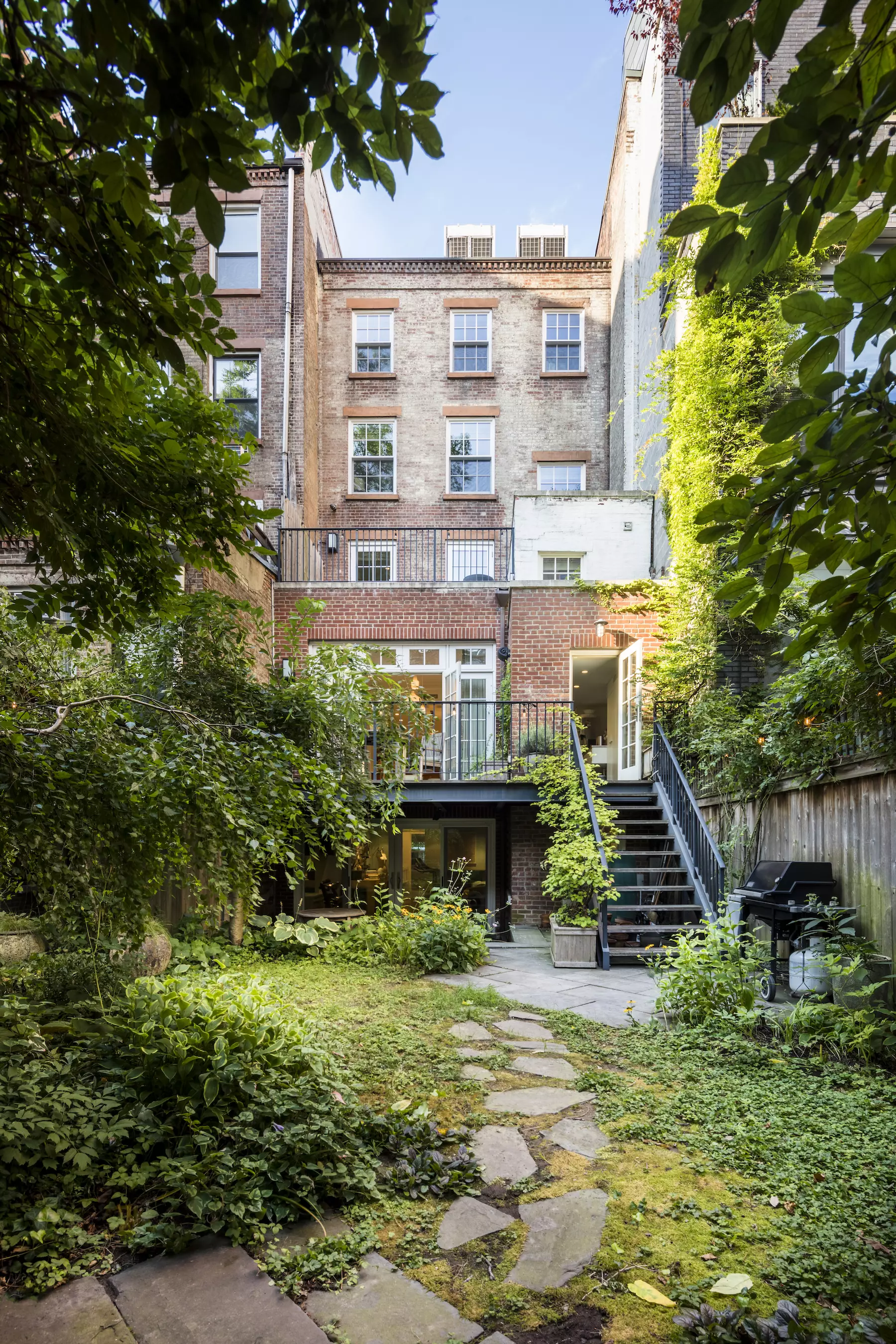 Ev xaniyek dîrokî ya gundê Greenwich Village bi 17,75 M $ xewnek pastel e ku bi baxçeyek Englishngilîzî ye. 3629_6