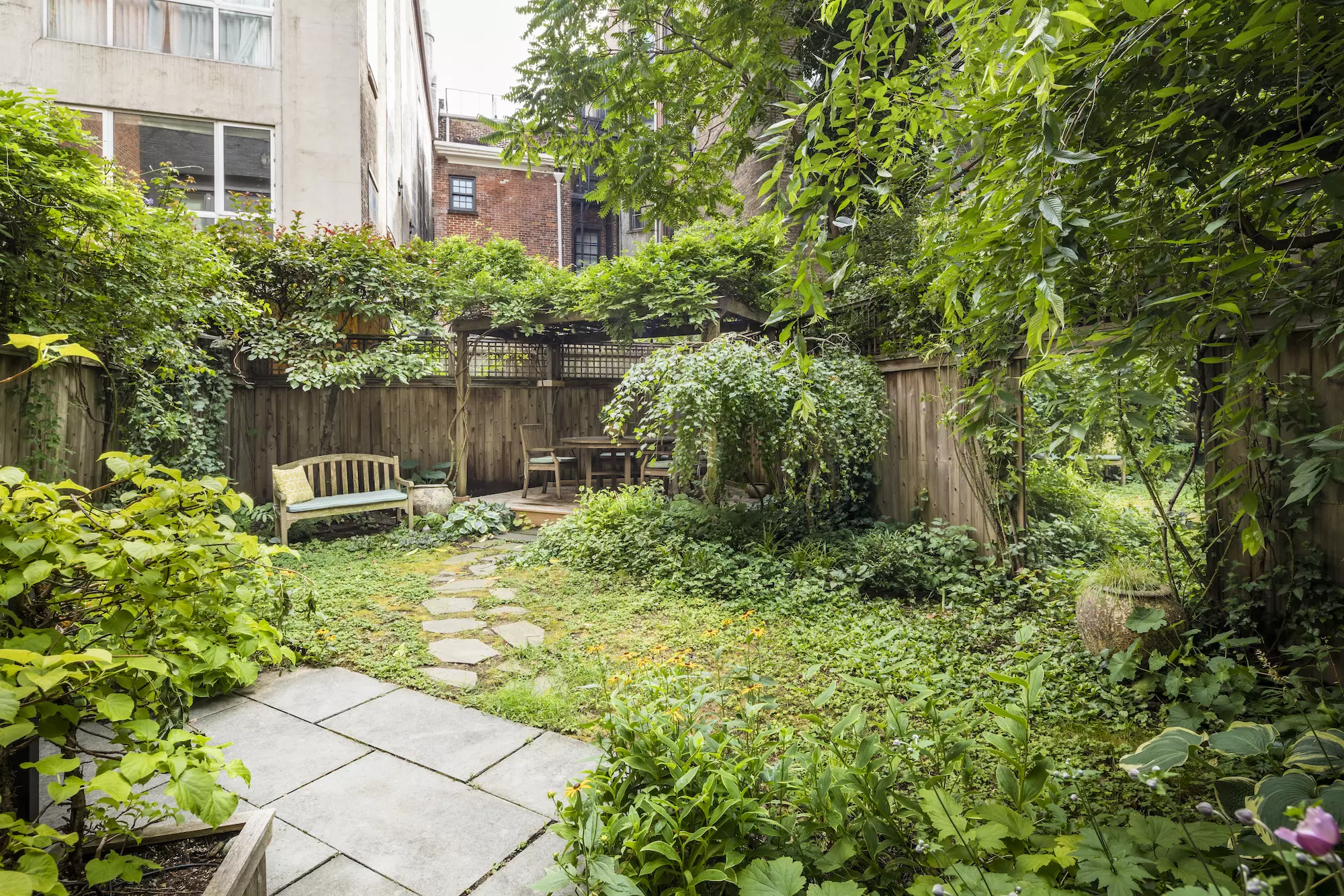 Această casă istorică din Greenwich Village este un vis pastel cu o grădină englezească pentru 17,75 milioane USD 3629_7
