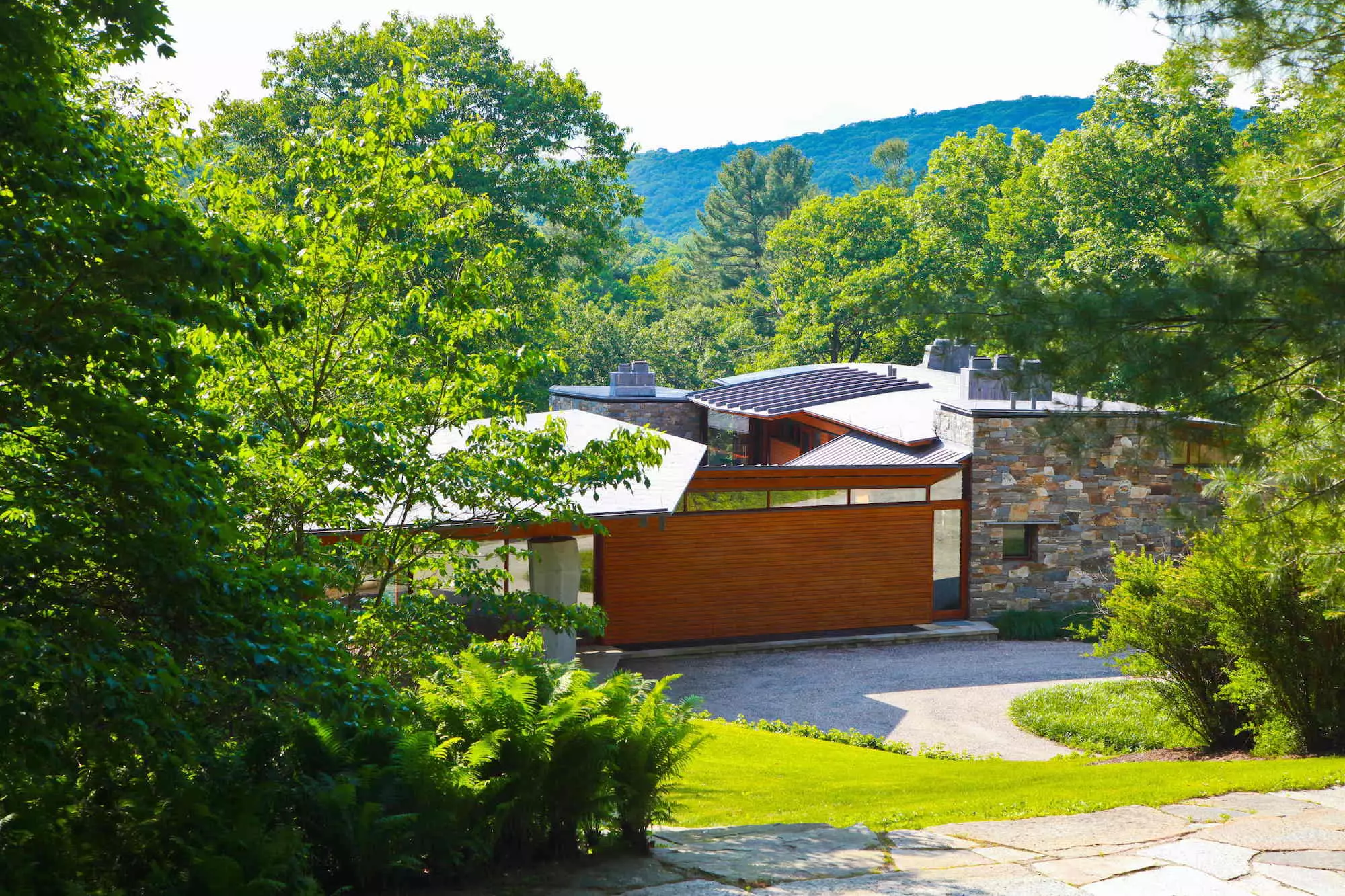 A casa moderna de 12 millóns de dólares en Connecticut ten un anfiteatro de inspiración templo grego 3641_2