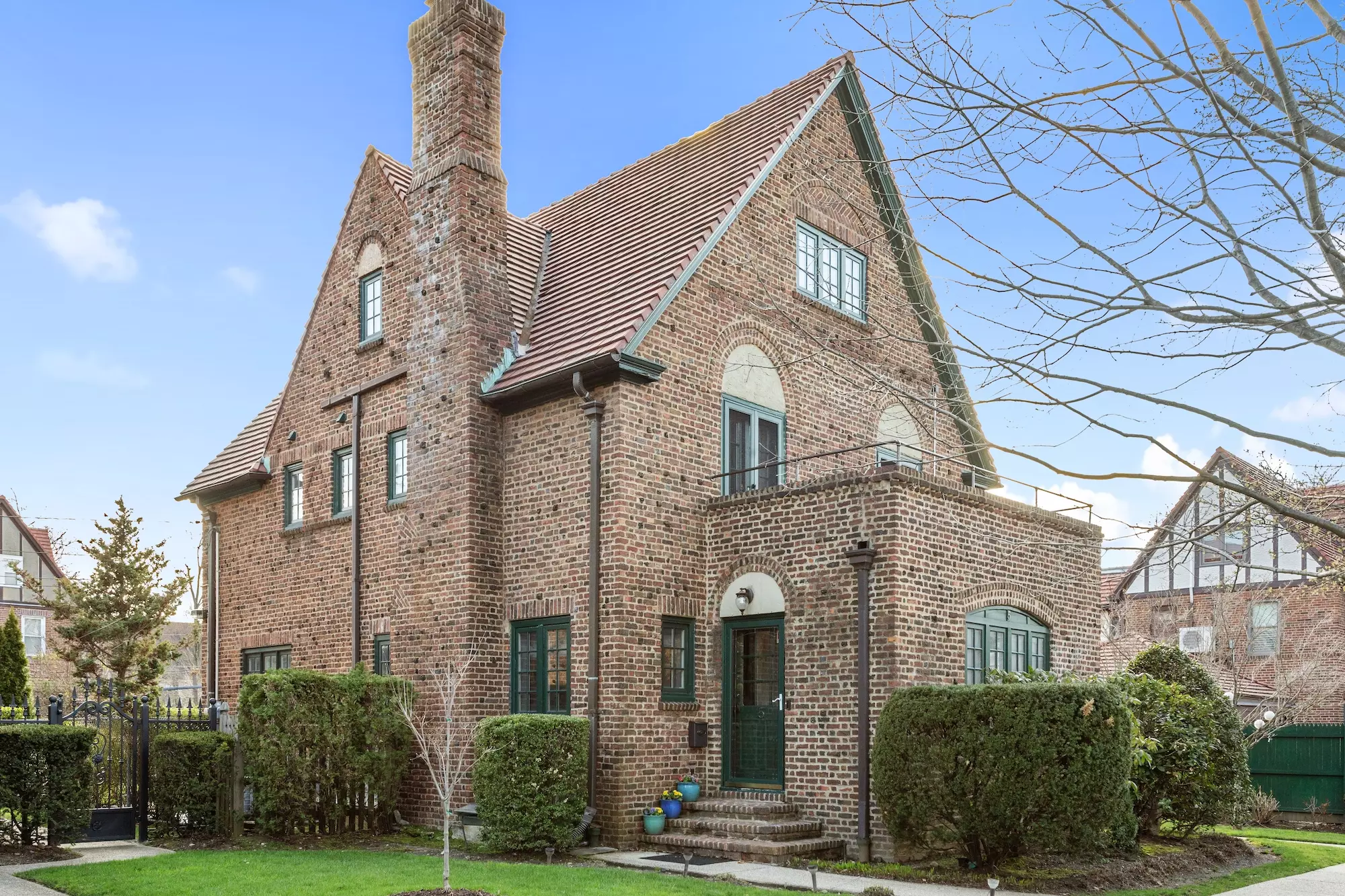 E statesche Brick Tudor am Forest Hills Gardens ass just op de Maart fir $ 2,6M komm 3662_2