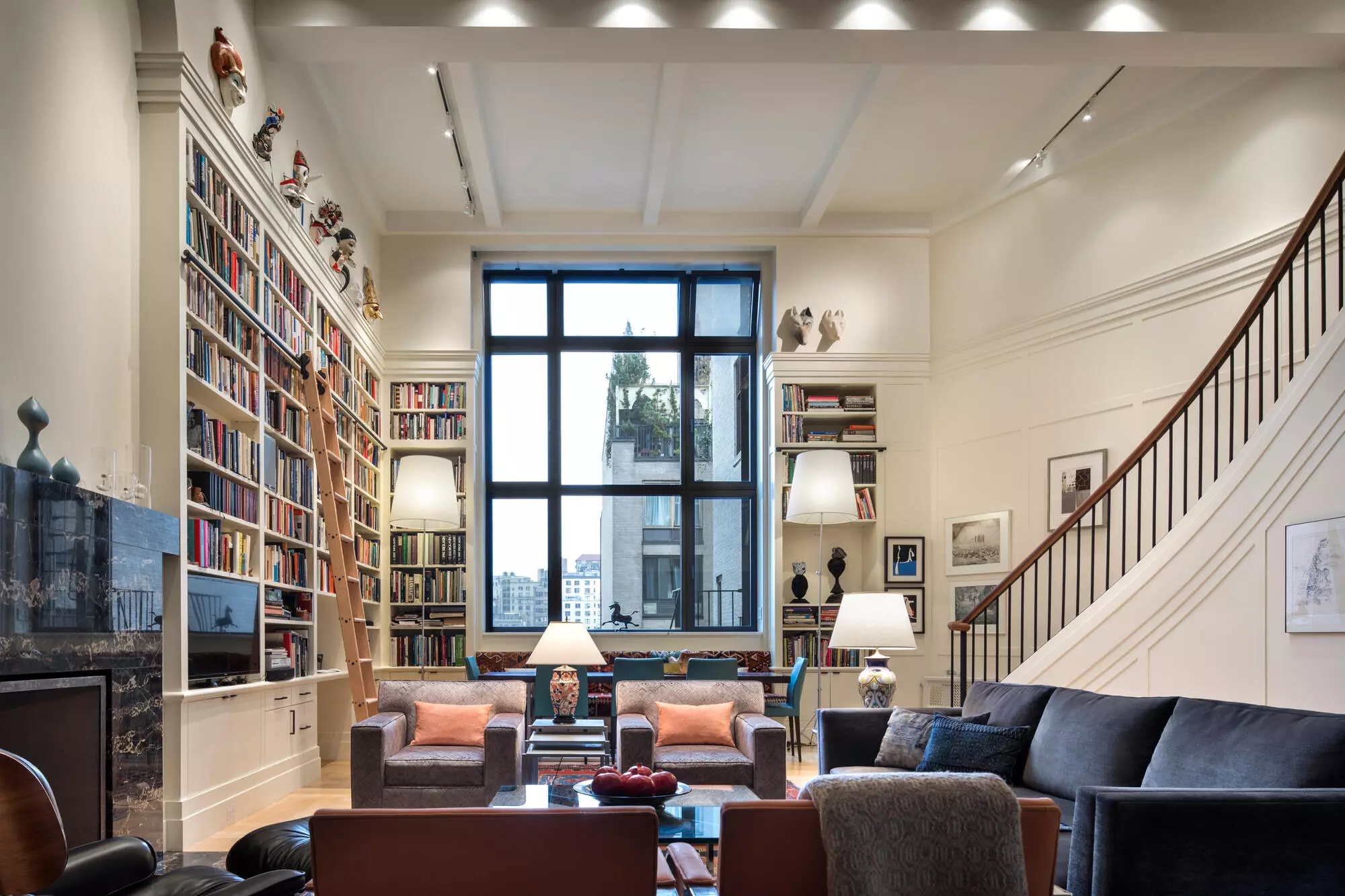 Në Upper West Side, papafingo e një ish-artisti tani është një dupleks madhështor 4,8 milion dollarë me mure bibliotekë 3703_1