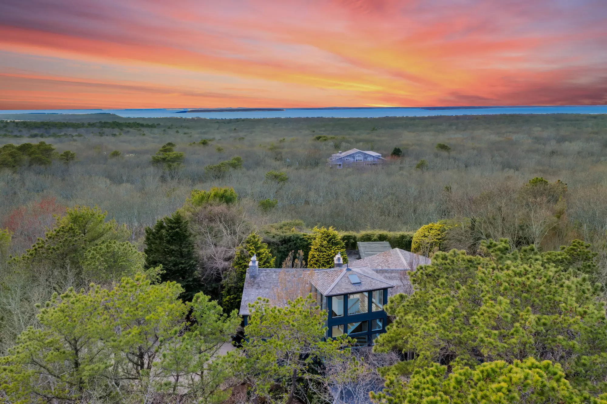 Z panoramicznym widokiem i obserwatorium na dachu, ten dom w Hamptons za 4 miliony dolarów przypomina latarnię morską 3715_1