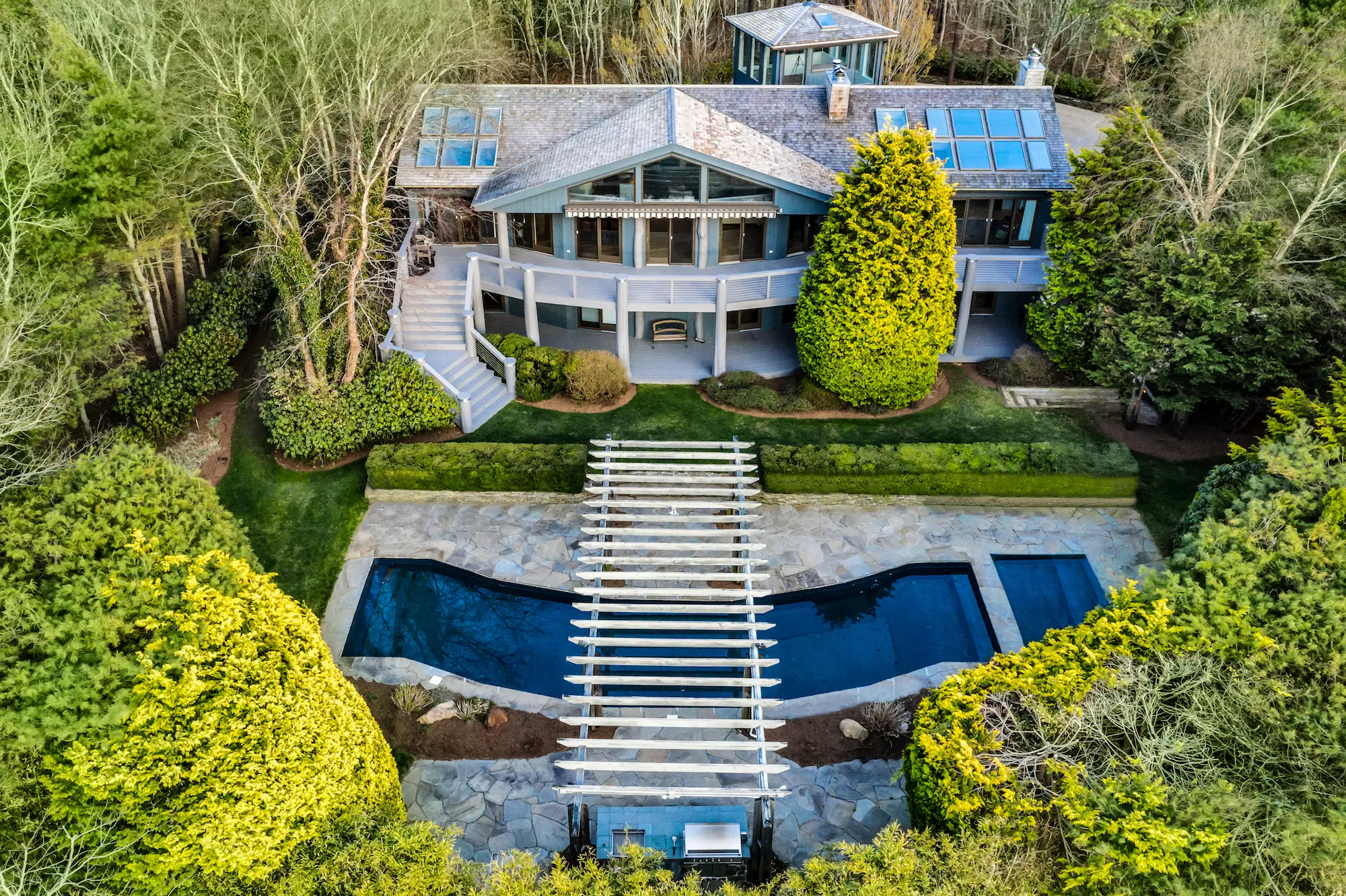 Con vistas panorámicas y un observatorio en la azotea, esta casa de $4 millones en los Hamptons se parece a un faro 3715_6