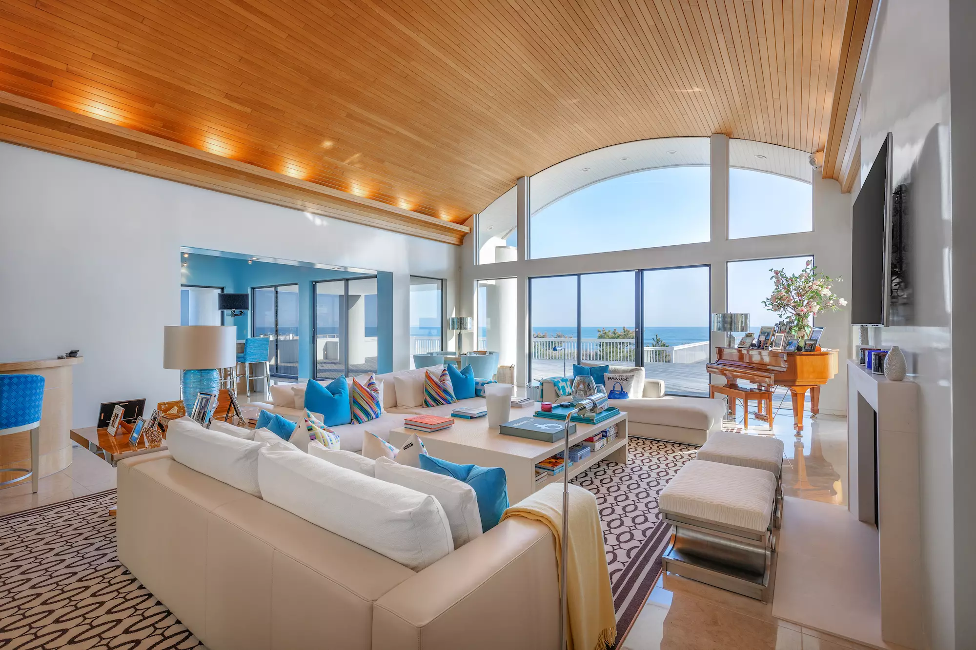 Advírtete por un ambiente xenial de Miami nesta mansión fronte á praia de Quogue, pedindo 19,8 millóns de dólares 3726_5
