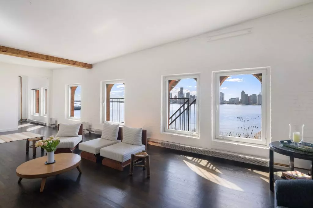 Jennifer Connelly's eardere Tribeca penthouse loft mei in sinnekeamer en dakterras freget $ 12M
