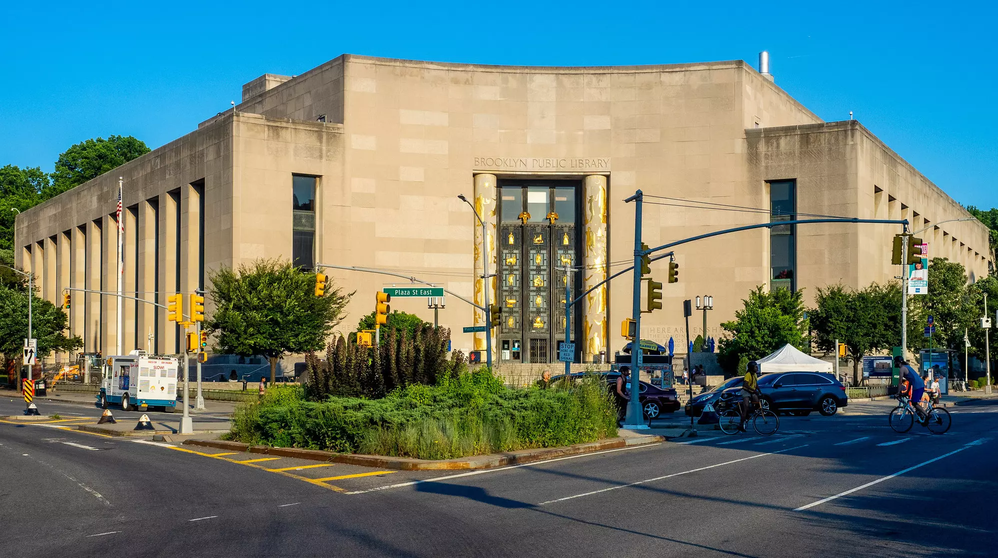 « Whispering Libraries » diffuse de la musique et de la poésie à partir de haut-parleurs extérieurs cachés à travers Brooklyn 3811_1