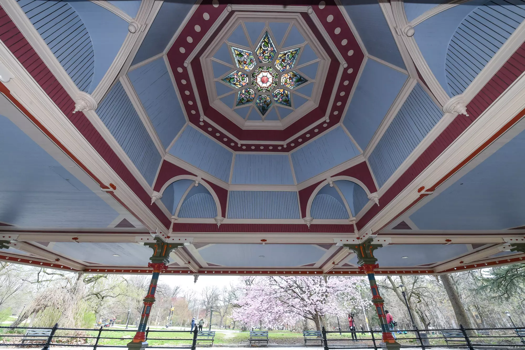 Rihapet pavioni shumëngjyrësh i Concert Grove në Prospect Park me çatitë me xham me njolla në formë ylli 3817_1