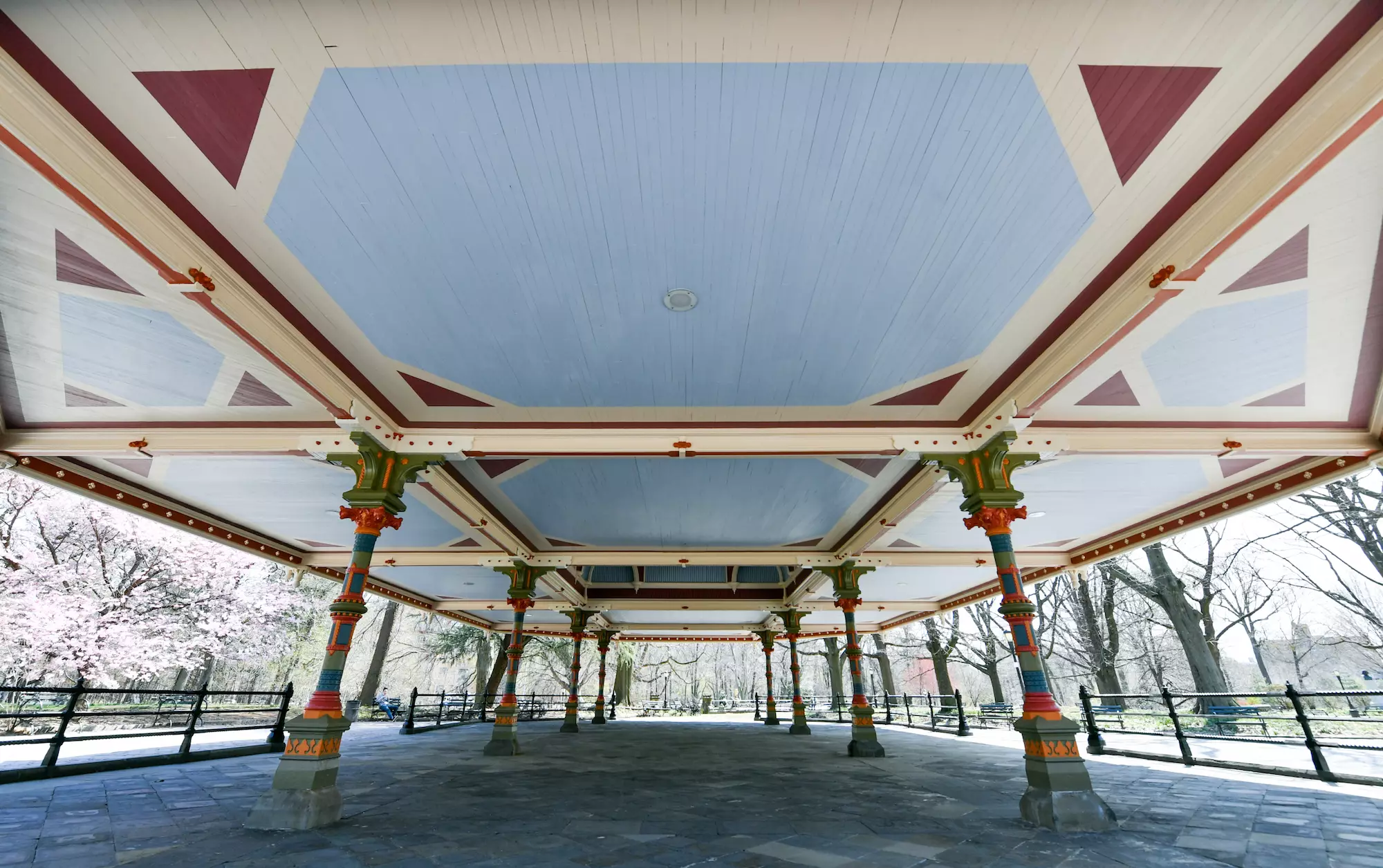 Rihapet pavioni shumëngjyrësh i Concert Grove në Prospect Park me çatitë me xham me njolla në formë ylli 3817_3