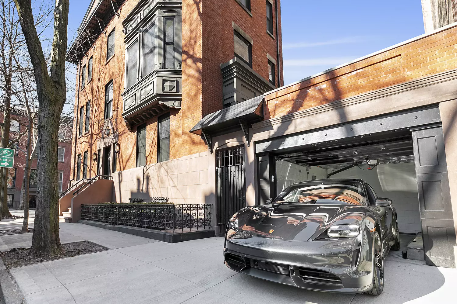 Brooklyn Heights-huis van $11 miljoen het 'n motorhuis met twee motors, wyngrot en volle afdak 3951_1