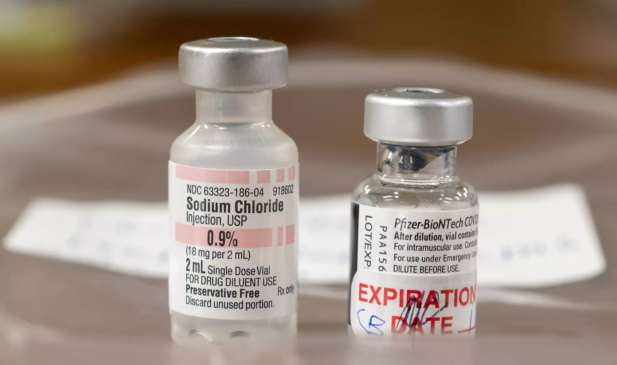 NYC sykehus som administrerte første COVID-vaksinedose i USA donerer hetteglass til Smithsonian 4031_2