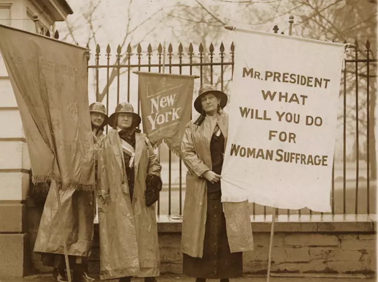Muaji i Historisë së Grave filloi në Nju Jork në vitin 1909 për të nderuar grevën e punëtorëve të veshjeve të qytetit 4049_1