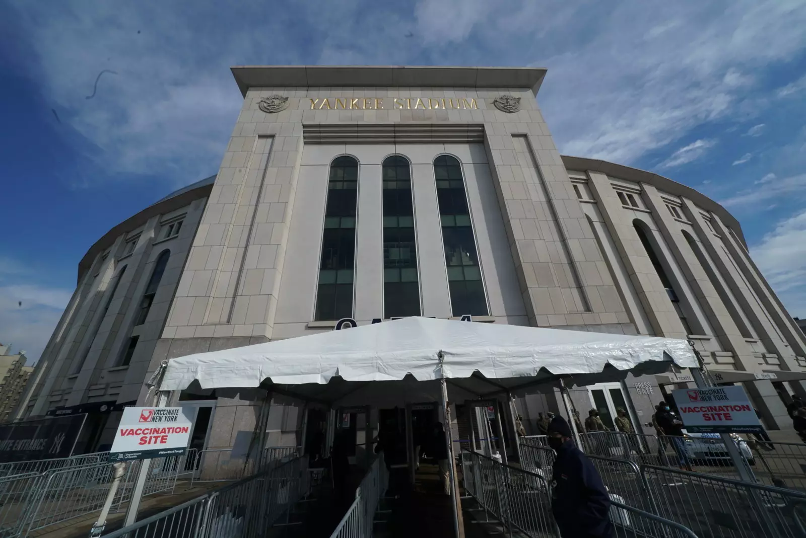New York dê vê hefteyê derzîlêdana Johnson & Johnson li Javits Center, Yankee Stadium bi şev rêve bike. 4083_1