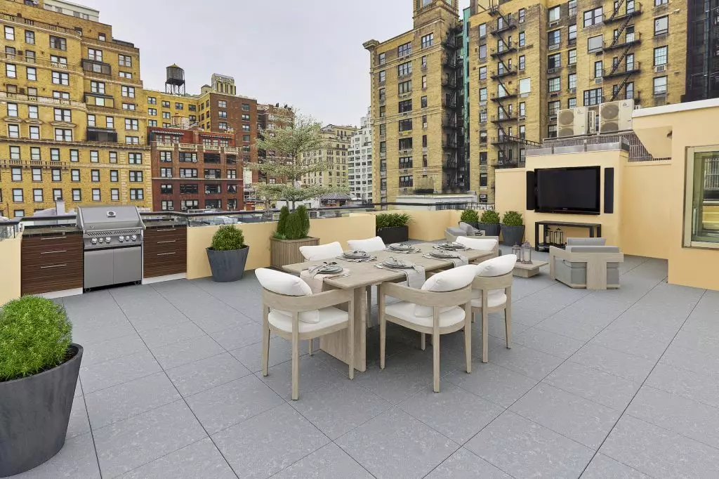 Untuk $45K/bulan, sewa penthouse Upper East Side ini dengan tab mandi panas atas bumbung dan tiga ruang tamu 4091_14