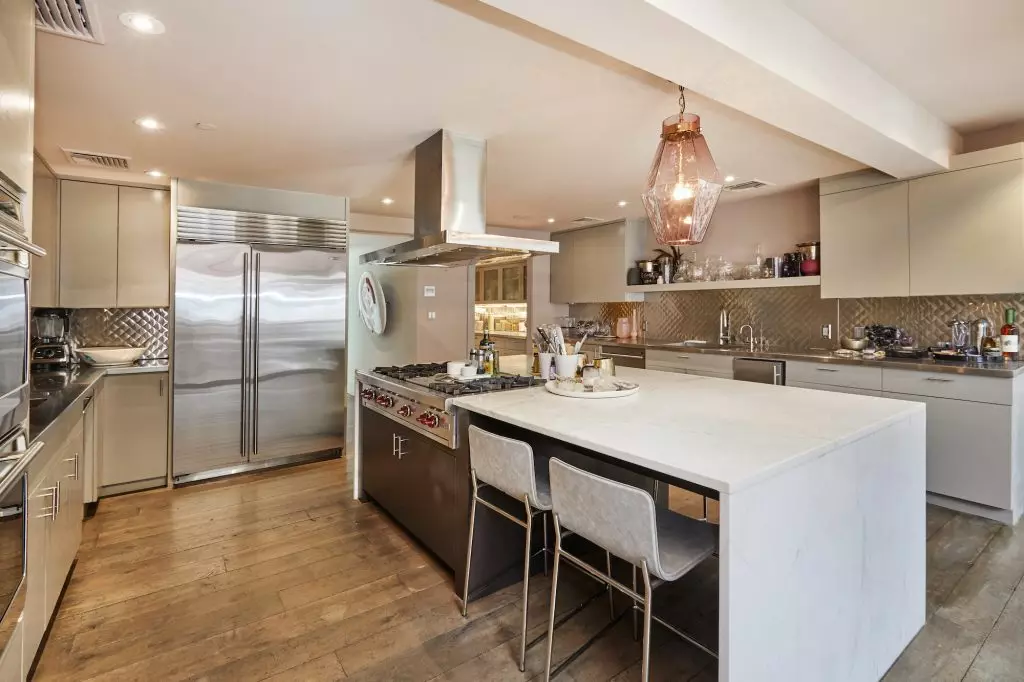 Pour 45 000 $/mois, louez ce penthouse de l'Upper East Side avec un bain à remous sur le toit et trois salons 4091_5