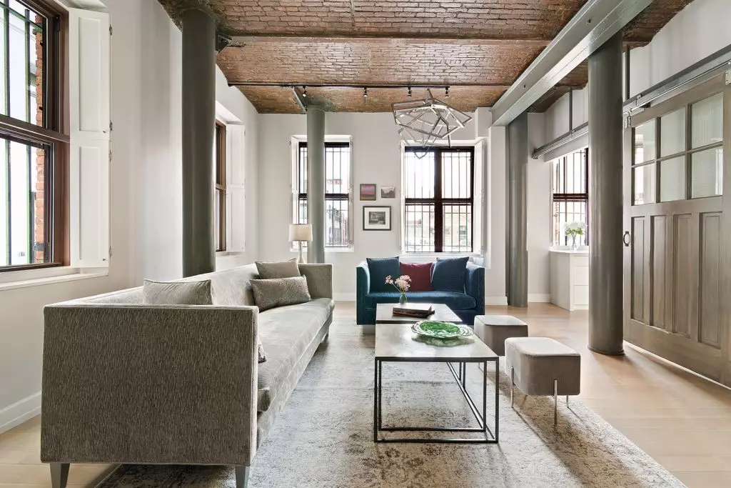 Триплекс Brooklyn Heights стоимостью 3 миллиона долларов — это современный оазис с оригинальными сводчатыми потолками.