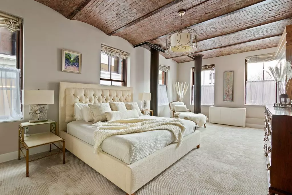 Triplex Brooklyn Heights za 3 milióny dolárov je moderná oáza s pôvodnými valenými klenutými stropmi 4128_7