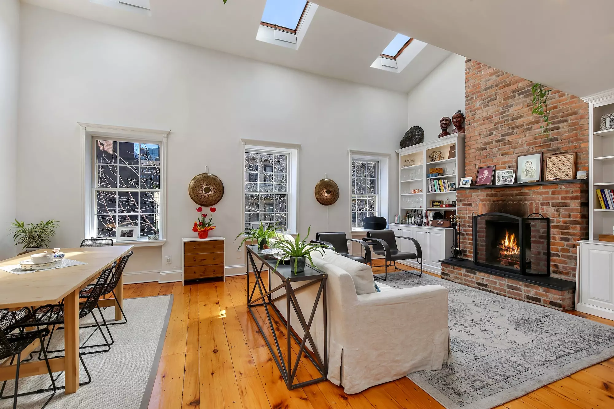 Duplex de 2,3 milioane USD într-o piatră brună din Brooklyn Heights are două spații în aer liber și trei șeminee 4168_1