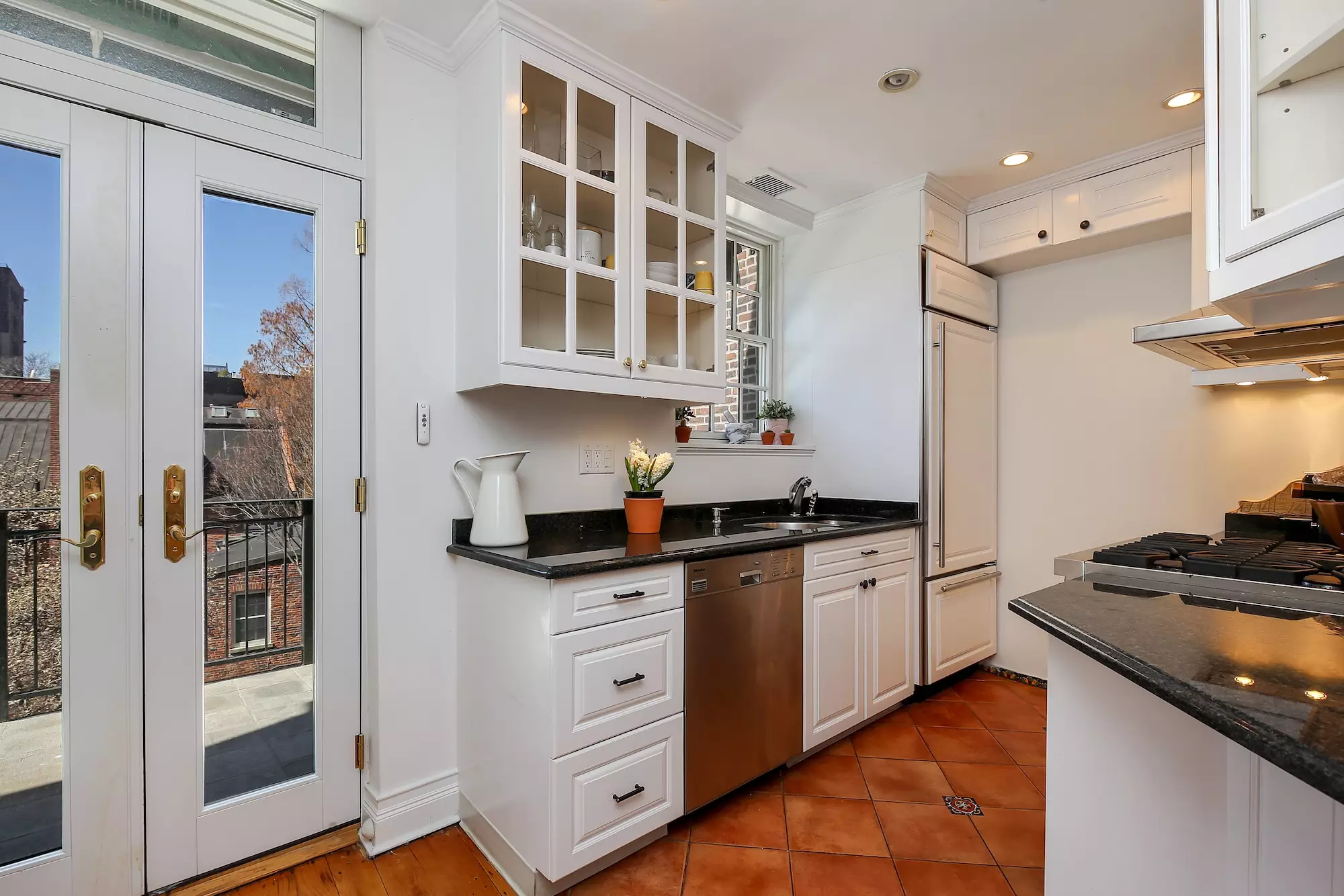 $ 2,3 miljoen duplex in een brownstone in Brooklyn Heights heeft twee buitenruimtes en drie open haarden 4168_4