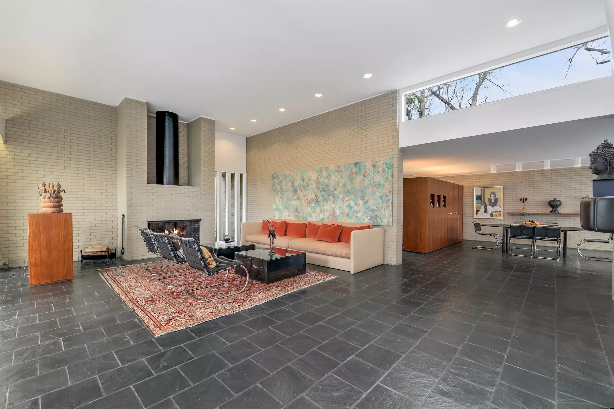 Teraz, prosząc o 1,75 miliona dolarów, Richard Meier zaprojektował ten dom w hrabstwie Essex w stanie New Jersey dla swoich rodziców w 1965 r 4180_1