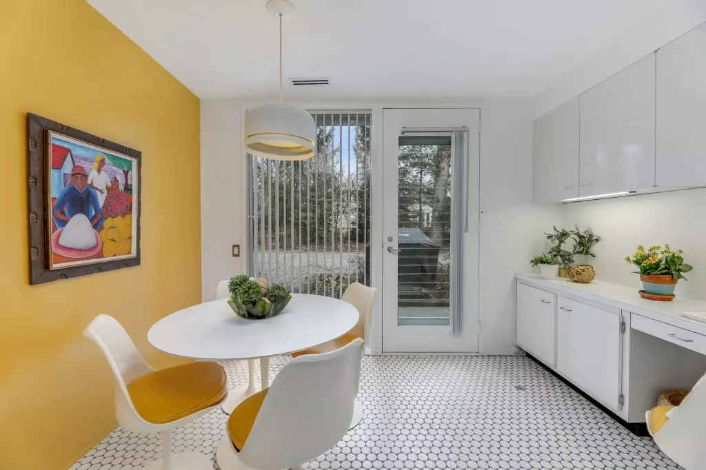 Teraz, prosząc o 1,75 miliona dolarów, Richard Meier zaprojektował ten dom w hrabstwie Essex w stanie New Jersey dla swoich rodziców w 1965 r 4180_11