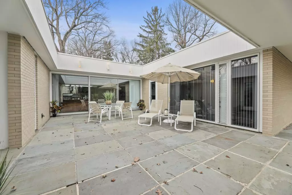 Cerând acum 1,75 milioane de dolari, Richard Meier a proiectat această casă din comitatul Essex, NJ, pentru părinții săi în 1965. 4180_16