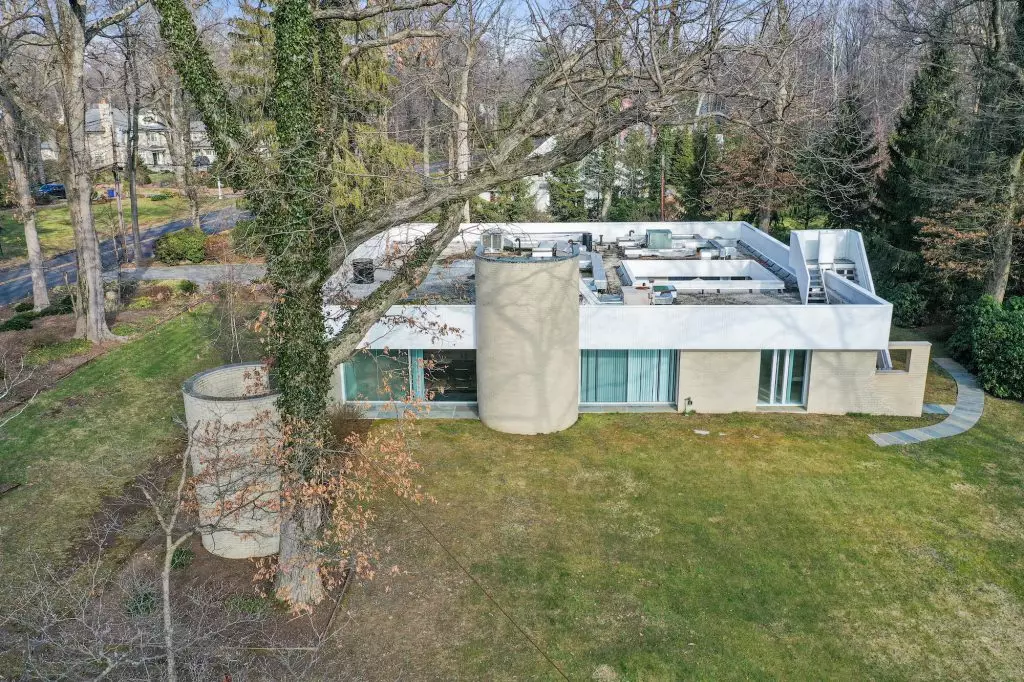 이제 $1.75M을 요구하는 Richard Meier는 1965년에 그의 부모를 위해 뉴저지주 에섹스 카운티의 이 집을 설계했습니다. 4180_2