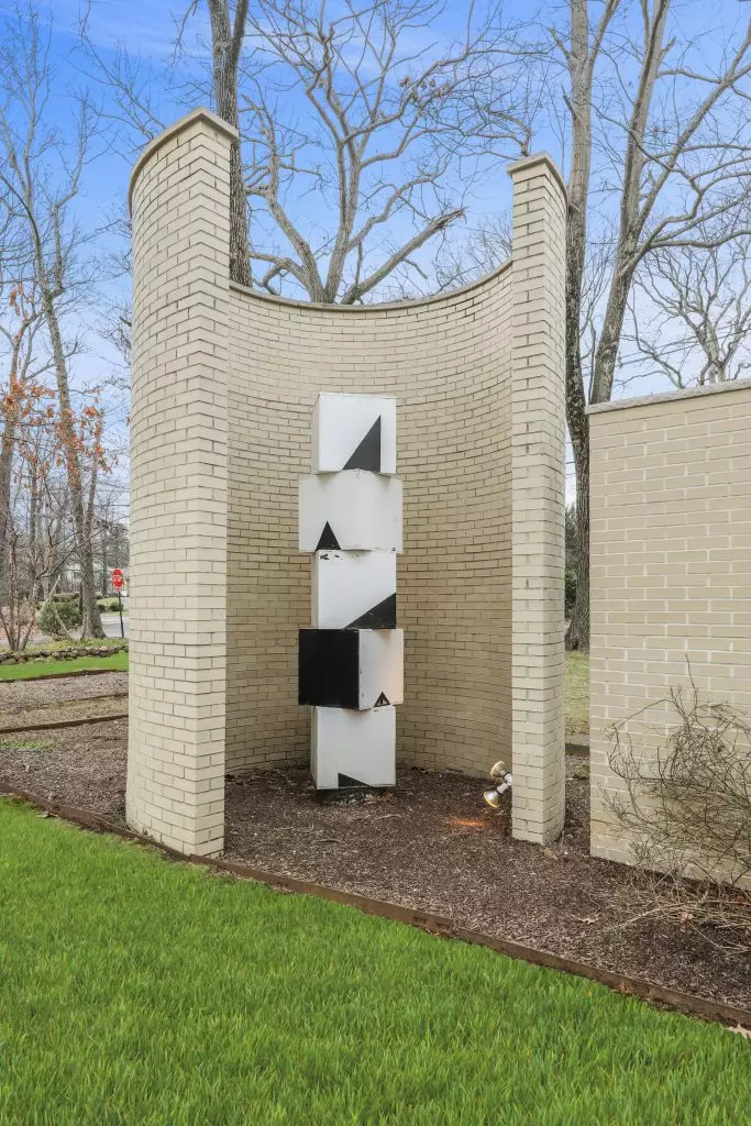 Teraz, prosząc o 1,75 miliona dolarów, Richard Meier zaprojektował ten dom w hrabstwie Essex w stanie New Jersey dla swoich rodziców w 1965 r 4180_4