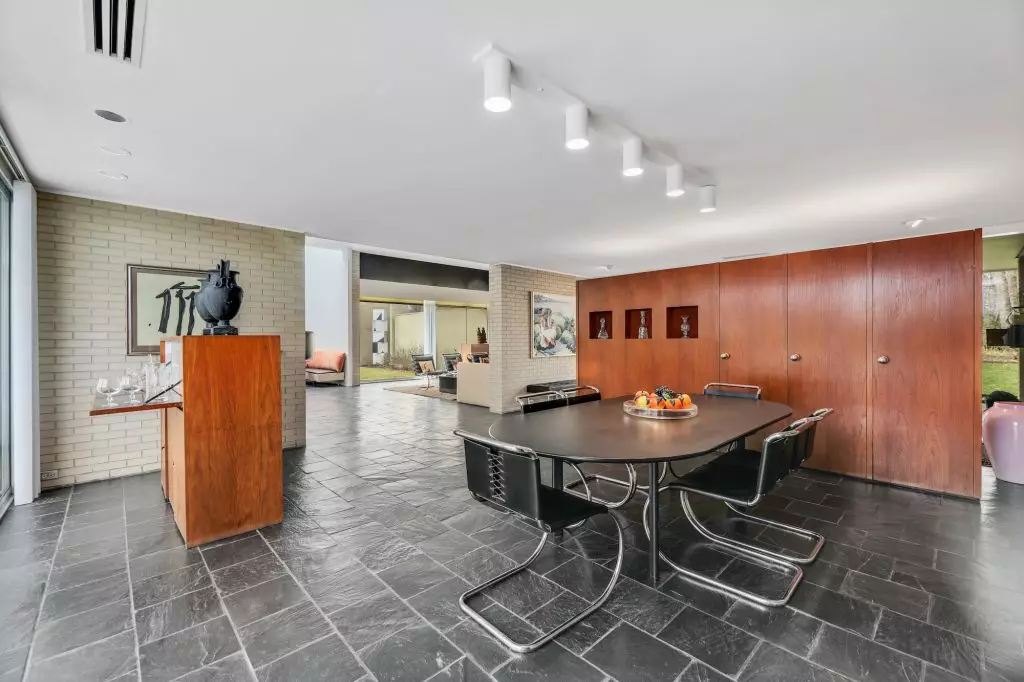 Richard Meier, který nyní žádá 1,75 milionu dolarů, navrhl tento dům v Essex County, NJ pro své rodiče v roce 1965 4180_8
