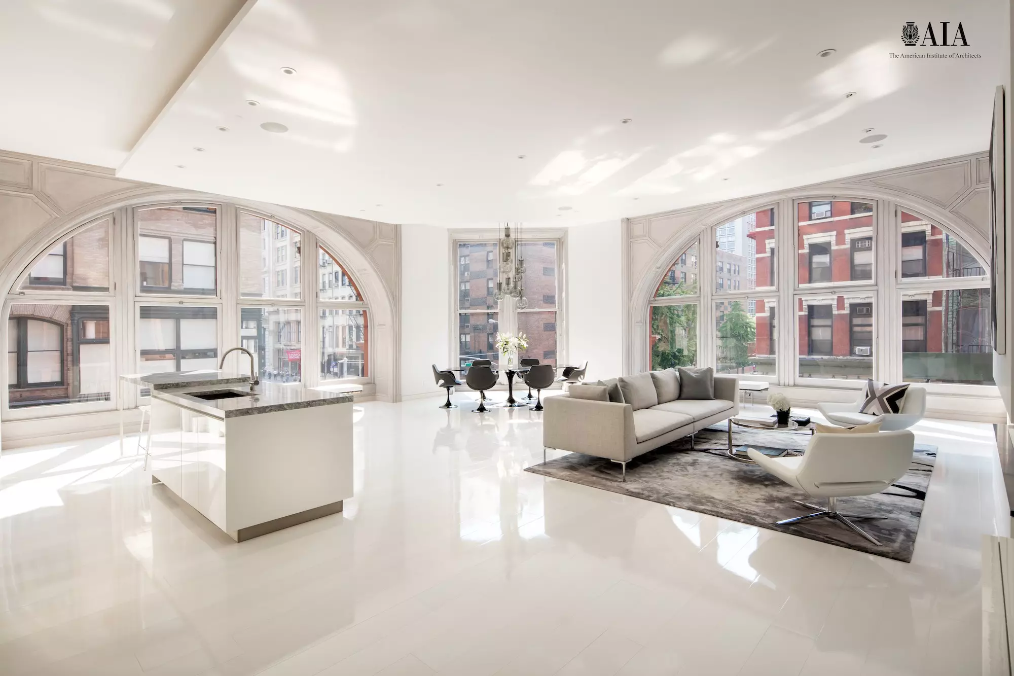 $6,5 მილიონი ნოჰოს ლოფტს აქვს მასიური თაღოვანი ფანჯრები, რომელიც გადაჰყურებს ბროდვეის 4212_1