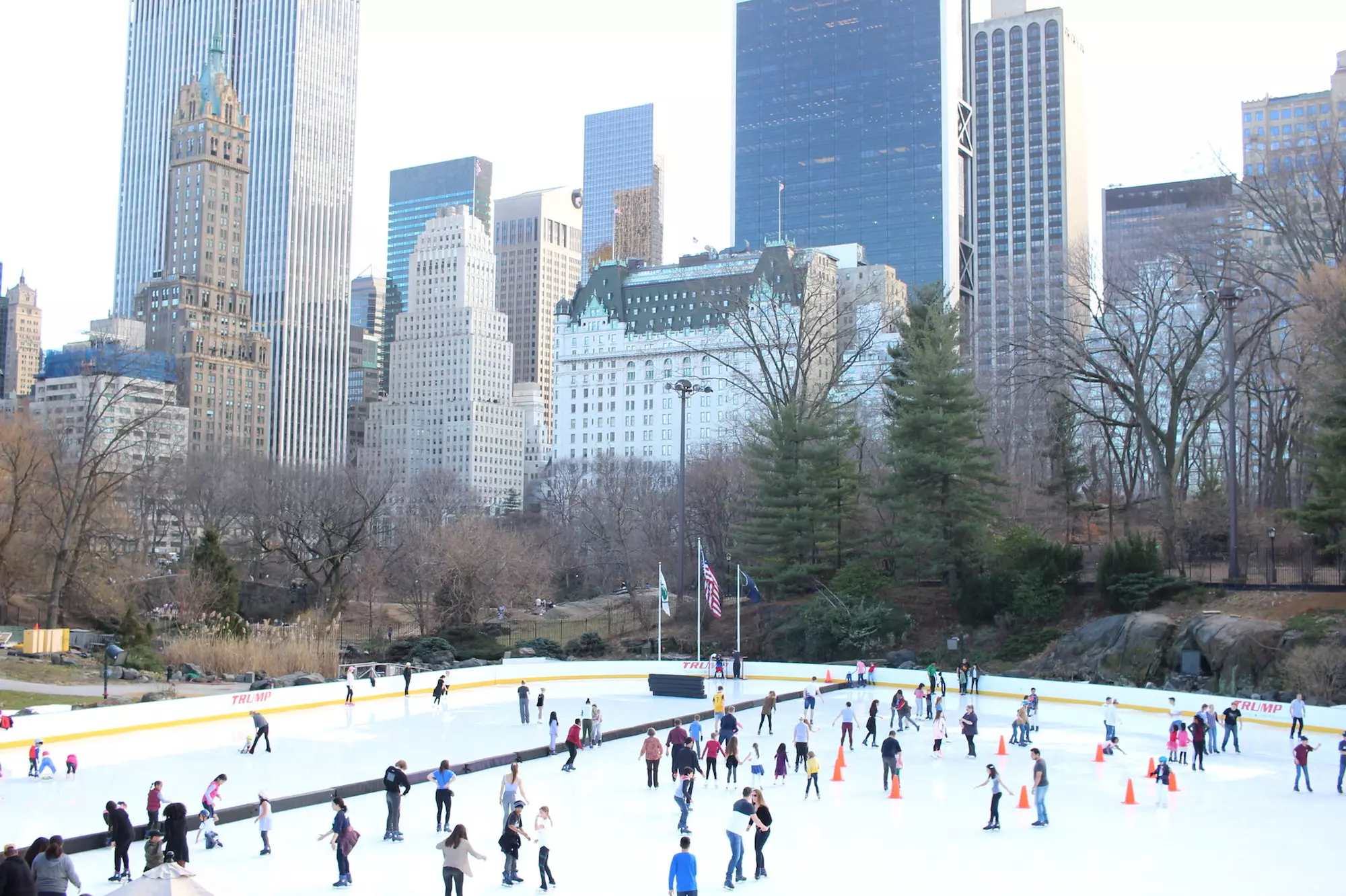 NYC e batla basebelisi ba bacha bakeng sa Central Park ice rink le carousel kamora ho hlakola likonteraka tsa Trump 4260_1