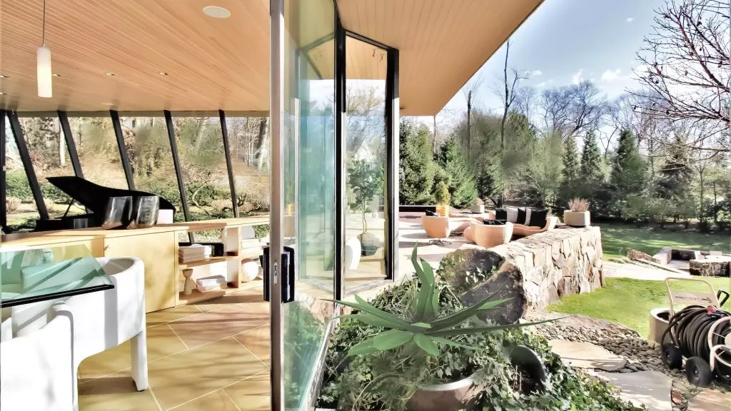 На Лонг Ајленд, впечатлив дом од камен и стакло на модернистичкиот архитект Норман Јафе бара 3,6 милиони долари 4278_7