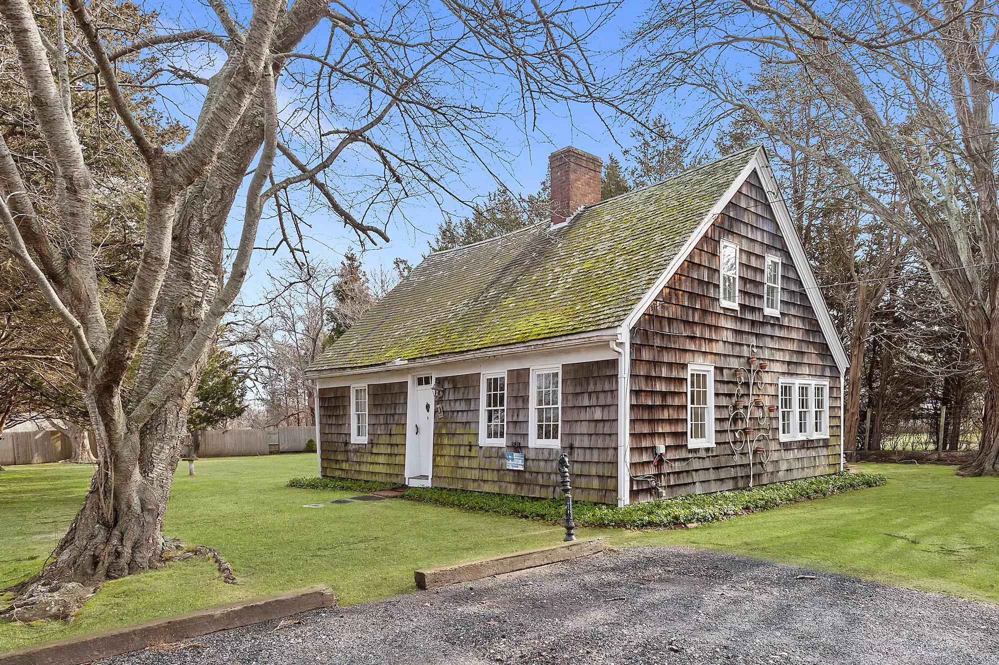 Construida en 1745, esta hermosa casa de campo de los Hamptons es donde Jackie O aprendió a montar a caballo. 4323_1