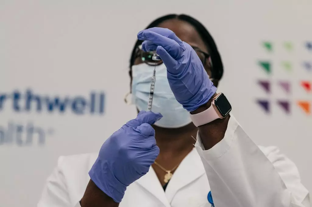 NYC i mbaron vaksinat kundër COVID, ricakton 23,000 takime