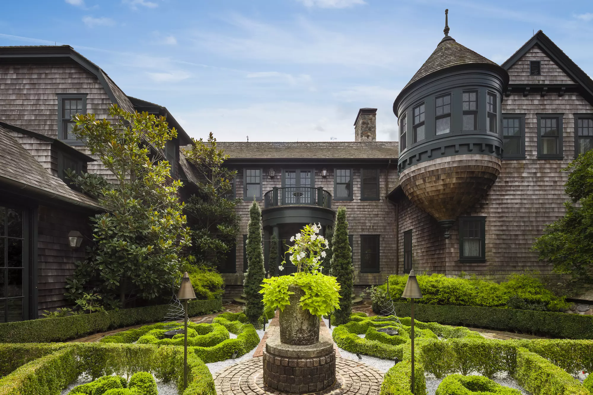 Tämä 11 hehtaarin Hamptonsin kiinteistö suunniteltiin 12 miljoonalla dollarilla Beaux-Arts-kiinteistöksi, jossa oli ranskalaisia puutarhoja. 4418_1