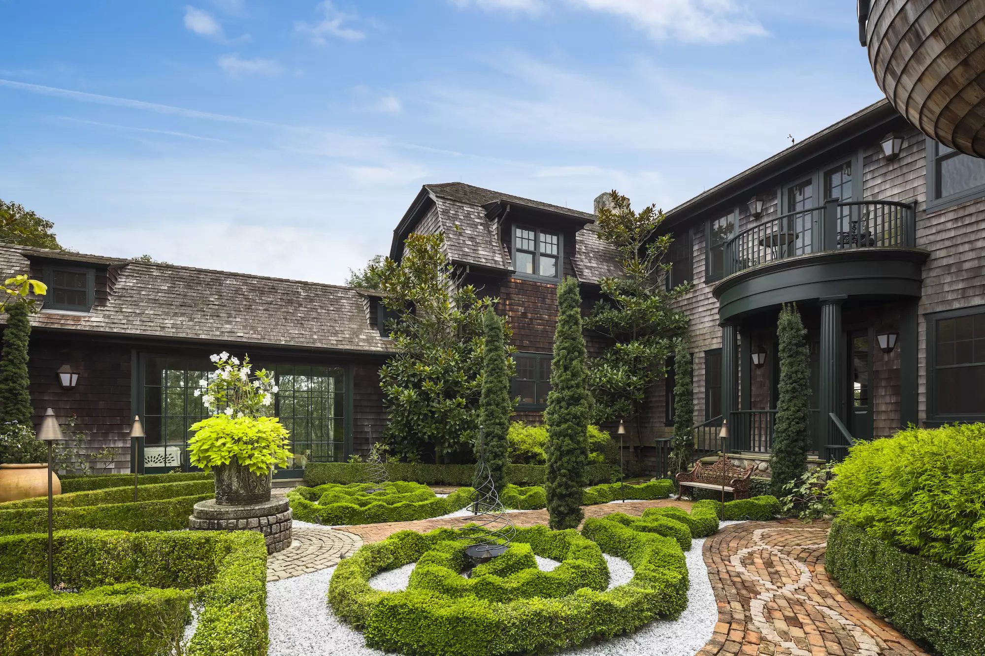 Voor $ 12 miljoen werd dit 11 hectare grote landgoed in Hamptons ontworpen als een Beaux-Arts-landgoed met Franse tuinen 4418_2