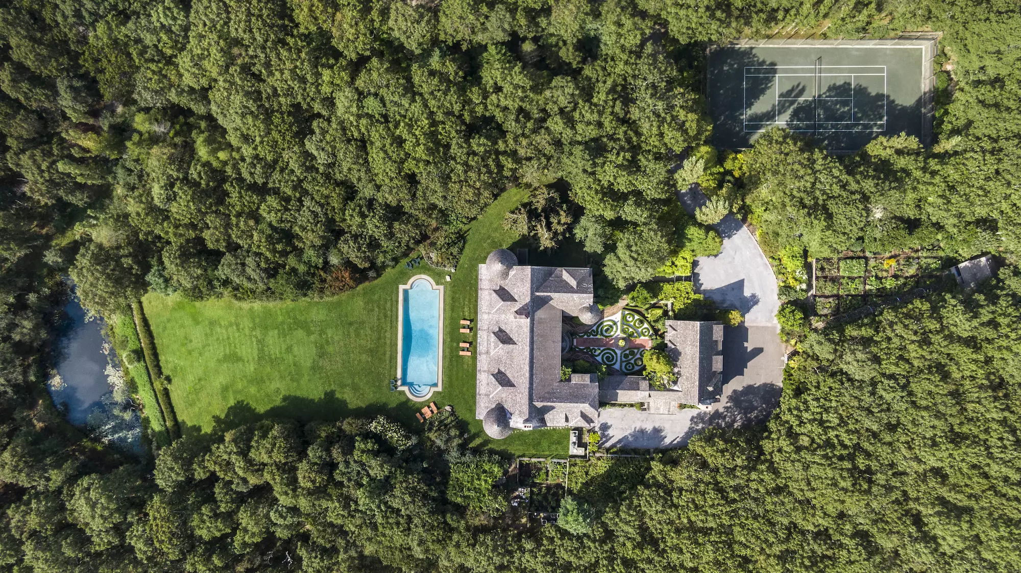 Voor $ 12 miljoen werd dit 11 hectare grote landgoed in Hamptons ontworpen als een Beaux-Arts-landgoed met Franse tuinen 4418_20