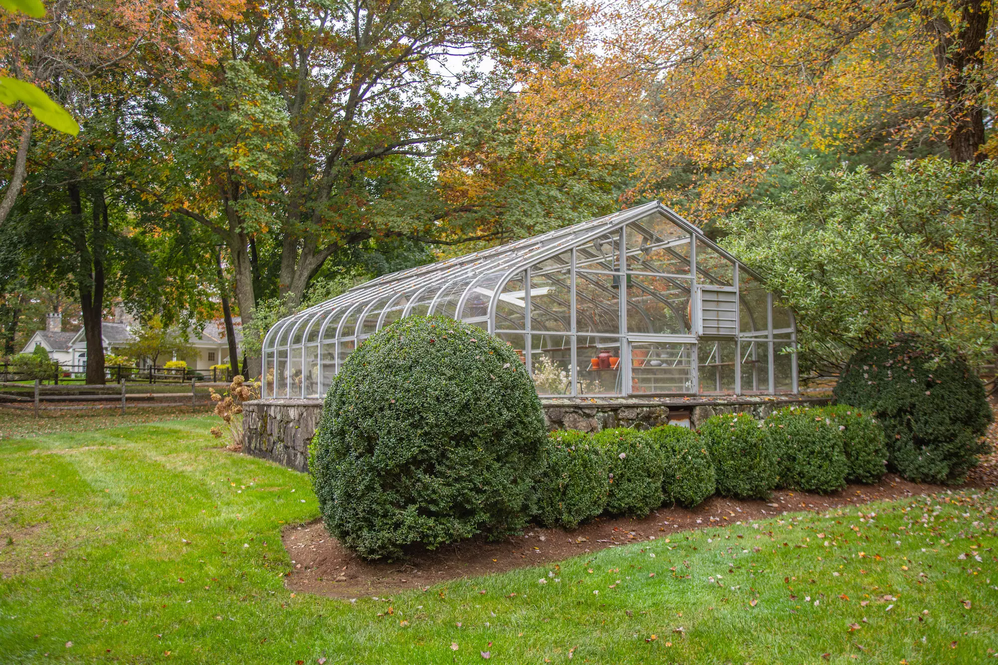Sa halagang $5.2M, ang 13-acre na Connecticut compound na ito ay may istilong lodge na bahay, guest cottage, at greenhouse 4474_17