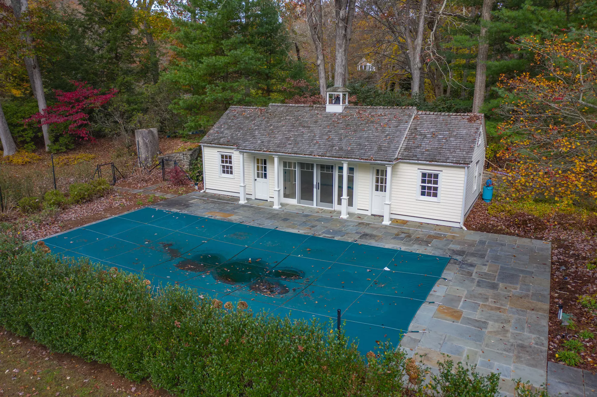 Sa halagang $5.2M, ang 13-acre na Connecticut compound na ito ay may istilong lodge na bahay, guest cottage, at greenhouse 4474_18