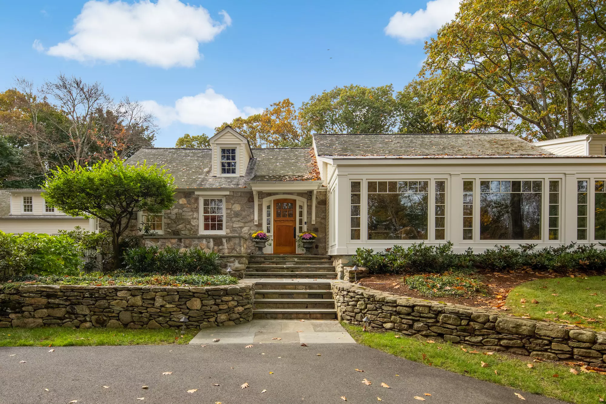 Sa halagang $5.2M, ang 13-acre na Connecticut compound na ito ay may istilong lodge na bahay, guest cottage, at greenhouse 4474_2