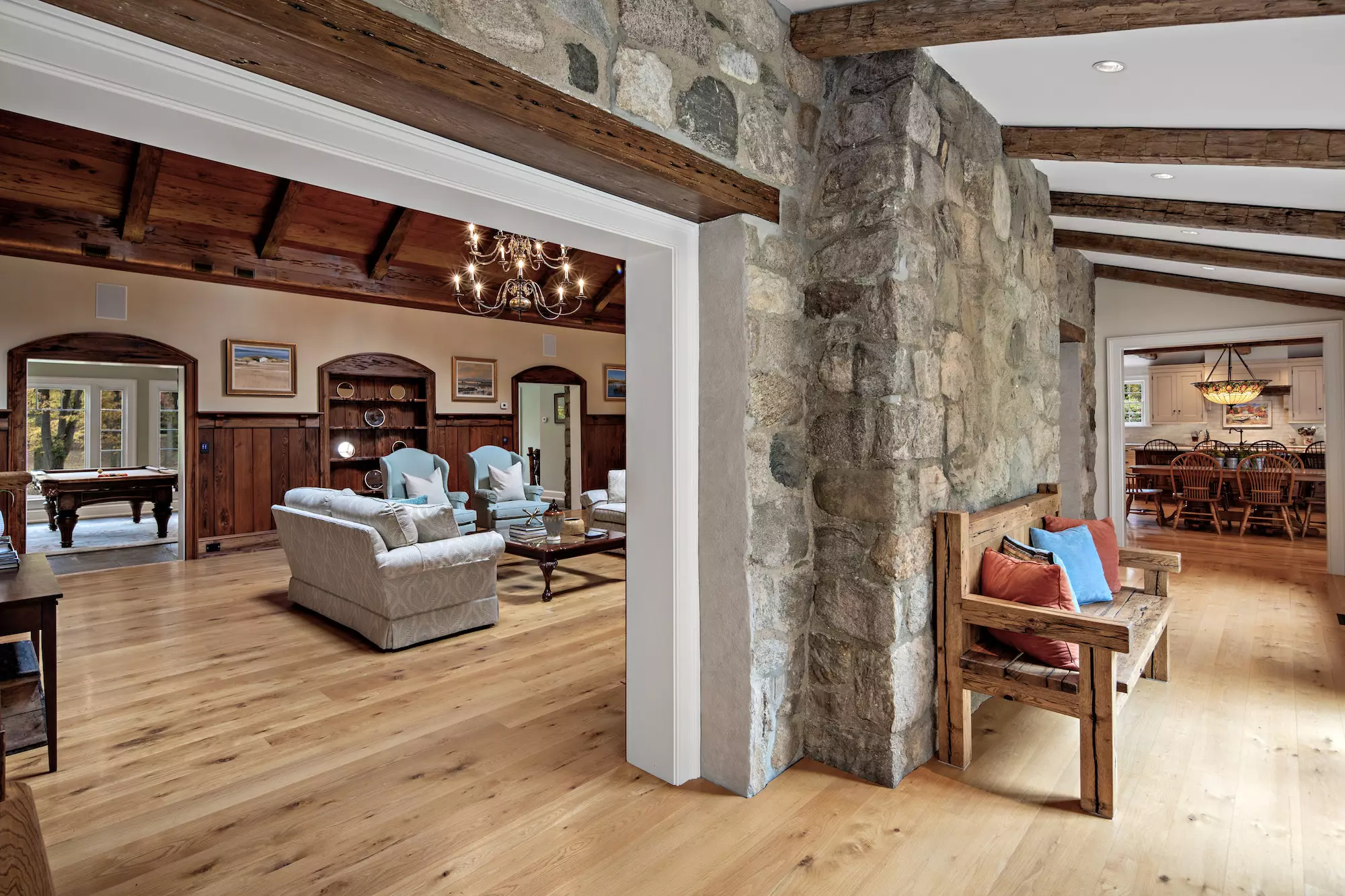 Za 5,2 milionu dolarů má tento 13akrový areál v Connecticutu dům ve stylu chaty, chatu pro hosty a skleník 4474_6