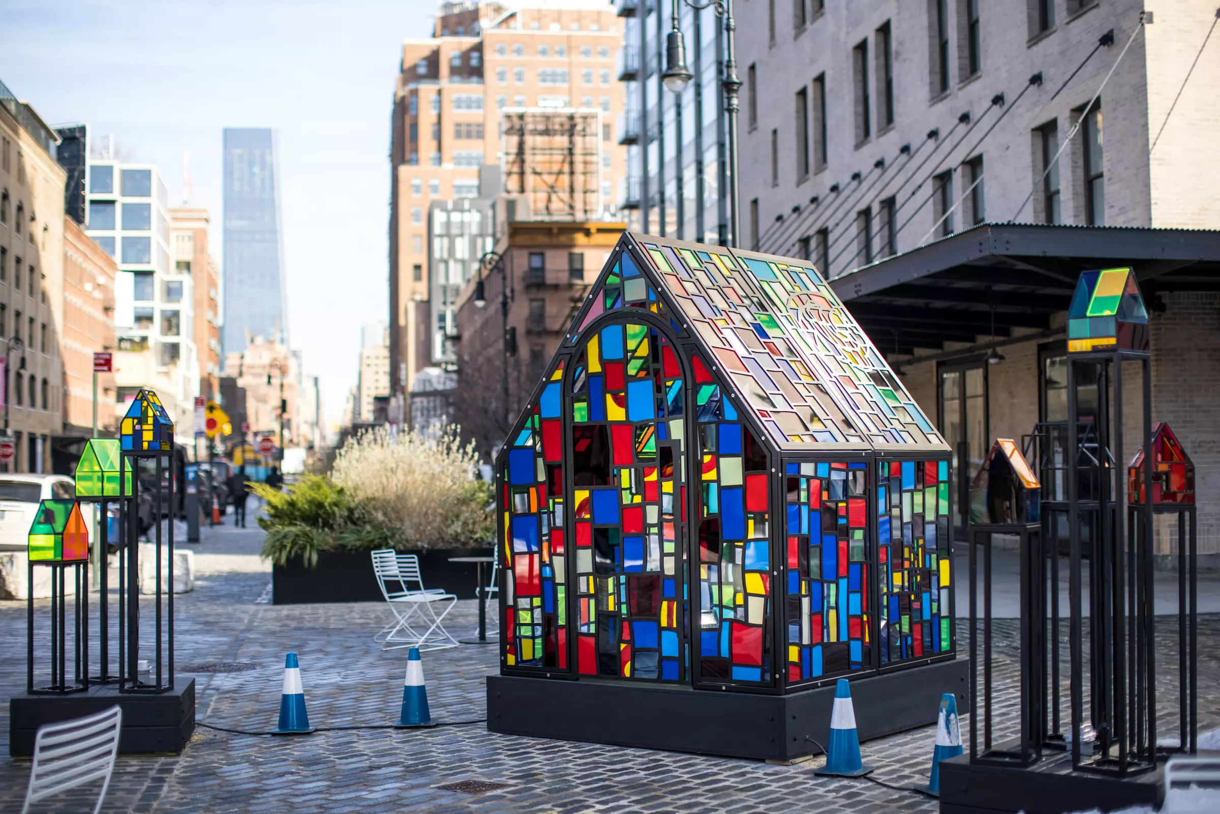 Les célèbres sculptures de maisons de verre colorées de Tom Fruin arrivent dans le Meatpacking District 4493_1