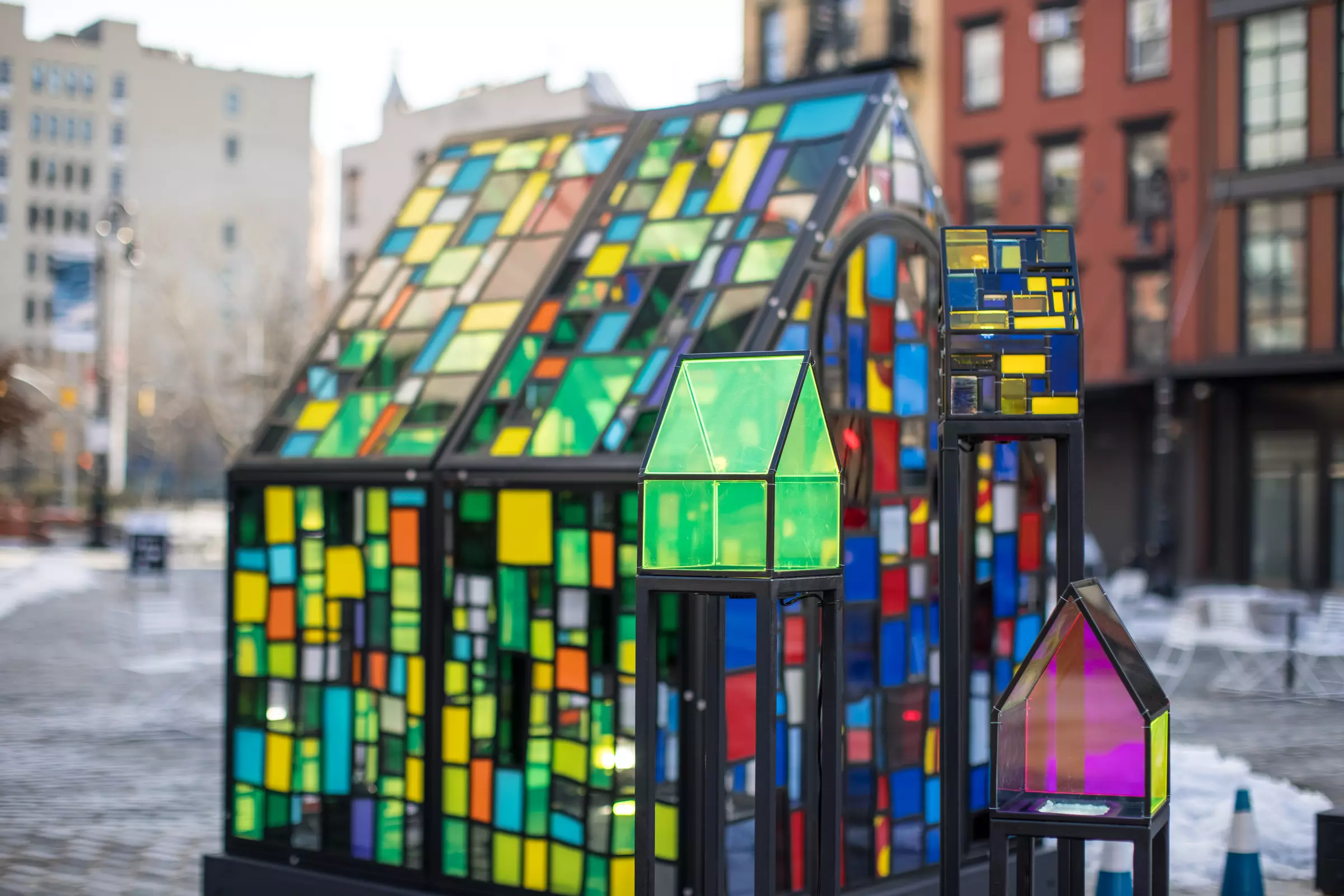 Les célèbres sculptures de maisons de verre colorées de Tom Fruin arrivent dans le Meatpacking District 4493_2