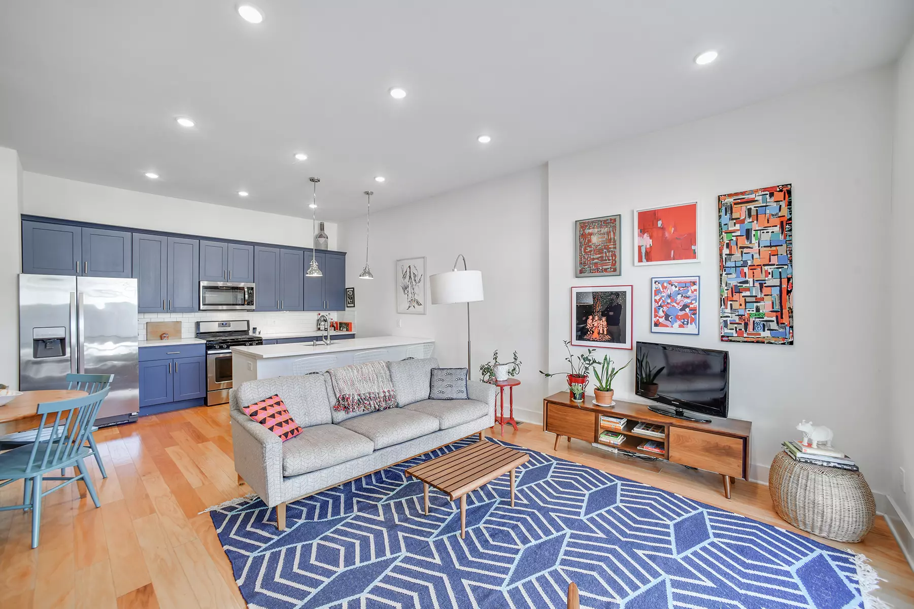 Voor slechts $ 620K heeft dit moderne appartement in Jersey City Heights drie slaapkamers en een eigen parkeerplaats 4506_1