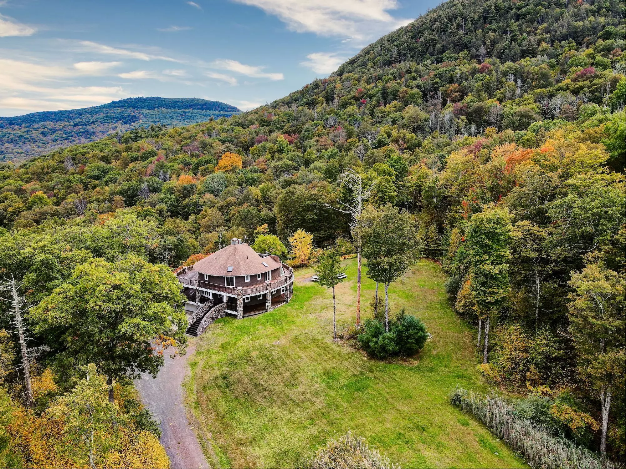 Woodstock'ta 400 dönümlük panoramik dağ manzaralı yuvarlak bir ev 2,7 milyon dolar istiyor 4527_2