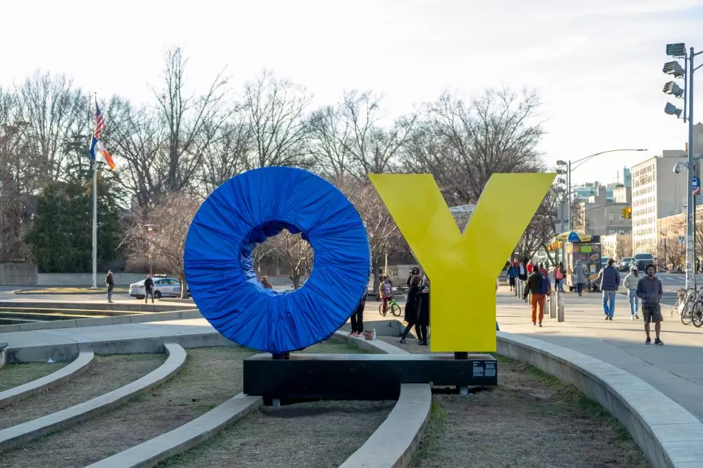 Die ikonische „OY/YO“-Skulptur des Brooklyn Museum ist in blauen Stoff gehüllt, um ihre Unterstützung für die Ukraine zu zeigen