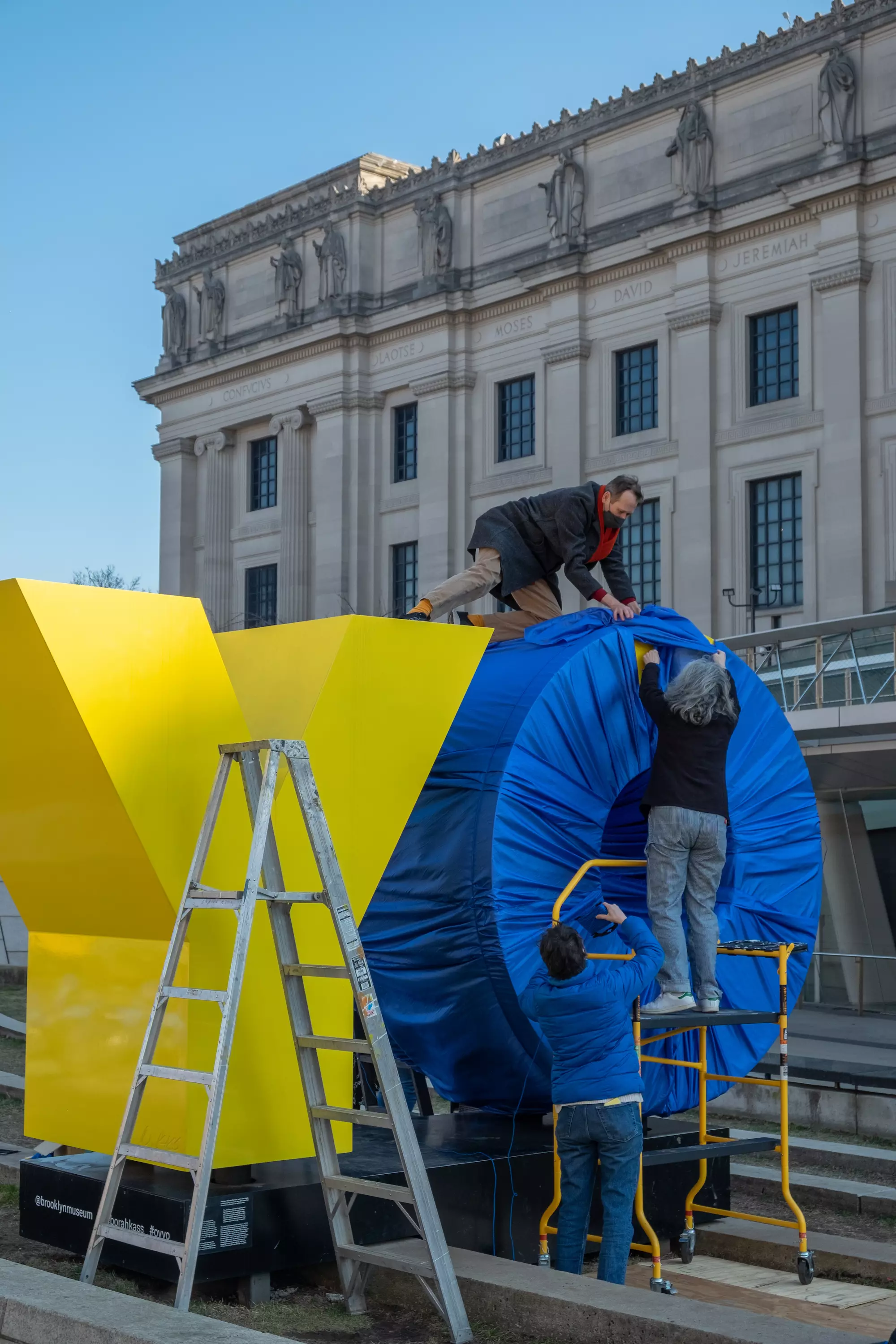 Ikonična skulptura 'OY/YO' Brooklynskog muzeja umotana je u plavu tkaninu kako bi pokazala potporu Ukrajini 453_2
